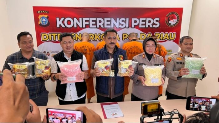 Polda Riau Gagalkan Peredaran Narkoba Jaringan Internasional, Sita 10 Kg Sabu dan 30 Ribu Pil ...