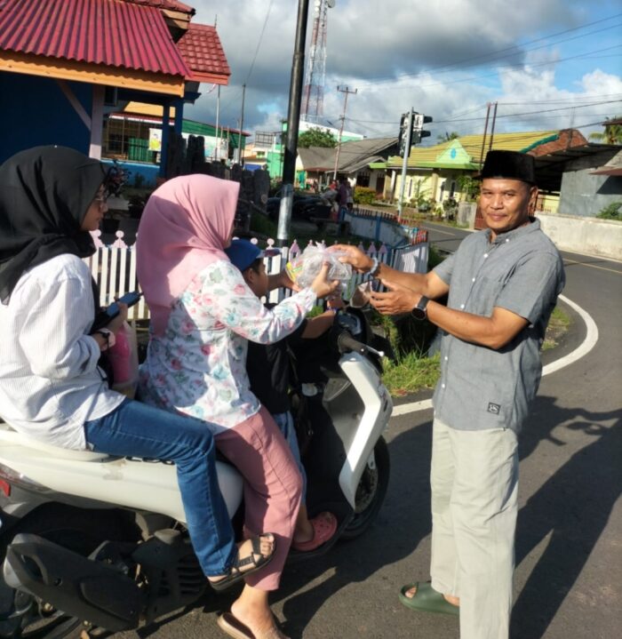 Lurah Daik Bersama Kekerabatan RT/RW Berbagi Takjil di Bulan Ramadhan - Portal Berita Batam Kepri